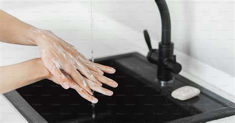 코로나 바이러스 문제 위생 방부제로 항균 비누로 손 씻기 코비드 19 팬데믹 사진 Unsplash의 손 이미지