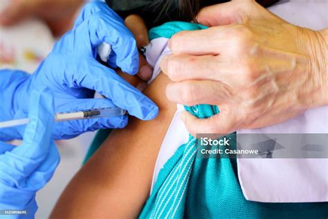 병원에서 환자 백신을 주는 주사에 대한 주사기를 들고 간호사 헬스케어 컨셉 간호사에 대한 스톡 사진 및 기타 이미지 간호사 건강관리와 의술 광견병 Istock