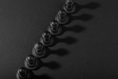 체스 보드 게임을 위한 흑백 조각 무료 사진