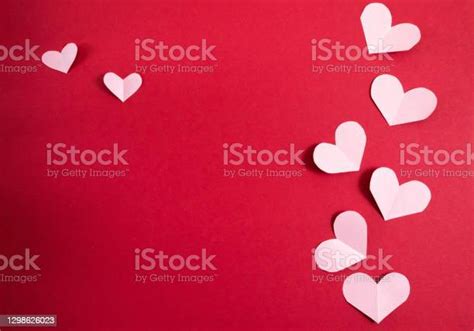 빨간색 배경에 다른 크기의 종이 하트 종이 절단 모양이 있는 추상적인 배경입니다 상트 발렌타인 어머니의 날 생일 인사말 카드 초대장 디자인용 템플릿입니다 공간을 복사합니다
