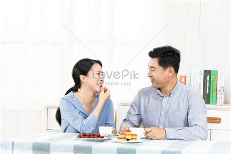 커피를 마시는 커플 사진 무료 다운로드 Lovepik