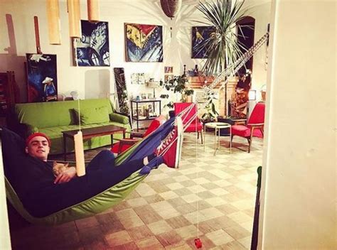 ასე ერთობა გიორგი მახარაძე თავის კატასთან ერთად