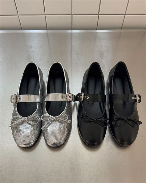 신발 여자신발 여성슈즈 아기신발 👠이도블리🌿 이도블리 요즘 인기 너무 많은 플랫 만족도 정말 높은 슈즈입니다 골덴으로 제작되었고 가운데 밴딩으로 안정감 있게