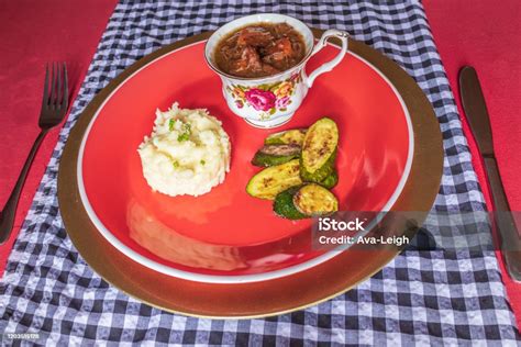 소꼬리 스튜 아기 골수를 곁들인 으깬 감자를 빨간색과 파란색 원형 접시에 담아 서빙합니다 0명에 대한 스톡 사진 및 기타 이미지 Istock