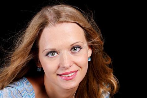 Eine Reizend Junge Blondine Auf Einem Schwarzen Hintergrund Stockbild Bild Von Haut Haar