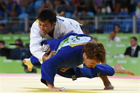 リオデジャネイロオリンピックの男子60キロ級2回戦、攻める高藤直寿選手（上）＝2016年8月6日、ブラジル・リオデジャネイロ（48）－高藤