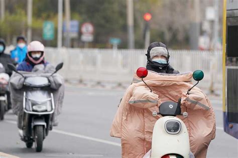 北京大风蓝色预警中，风寒效应显著！外出谨防高空坠物北京日报网