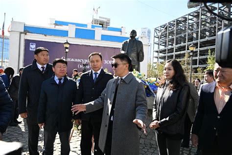 Төр нийгмийн нэрт зүтгэлтэн С Зоригийн хөшөөнд цэцэг өргөж хүндэтгэл үзүүлэв