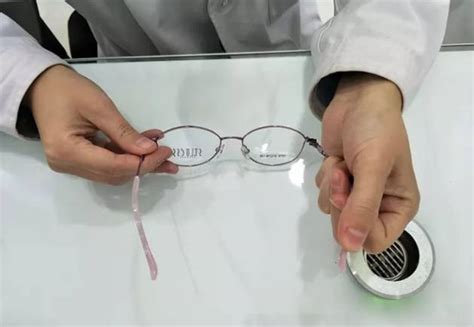 如何正确地调整眼镜镜架