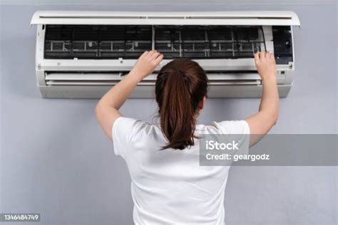집에서 청소를위한 에어컨의 공기 필터를 제거하는 여성 35 39세에 대한 스톡 사진 및 기타 이미지 35 39세 공기조화 깨끗한 Istock