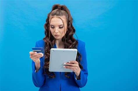 재킷을 입고 신용 카드와 태블릿을 손에 들고 온라인 지불 보안 코드 입력 쇼핑 파란색 배경 20 24세에 대한 스톡 사진 및 기타 이미지 Istock