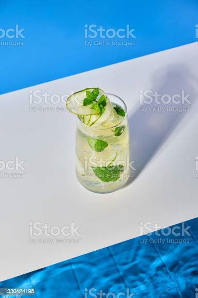 수영장 옆에서 오이 민트 아이스 큐브가 있는 밝은 시원한 칵테일 상쾌한 음료를 토닝 더운 여름날에는 청량음료 여름의 비치 파티 모히토에 대한 스톡 사진 및 기타 이미지