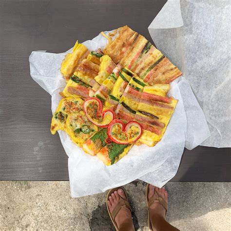 어디든같이가 마을 친구가 추석 음식을 해서 나눠 주었다 나는 아침에 수영하다 주운 소라 다섯개를 Facebook