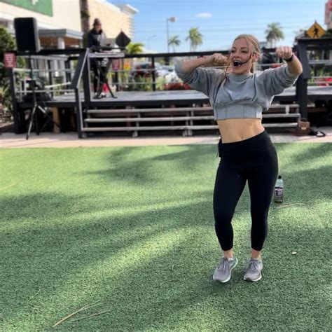 Teen Mom Mackenzie Mckee Shows Off Her Tiny Waist And Impressive Abs In