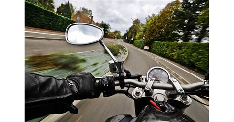 Моторист е с 2 счупени крака след катастрофа в София