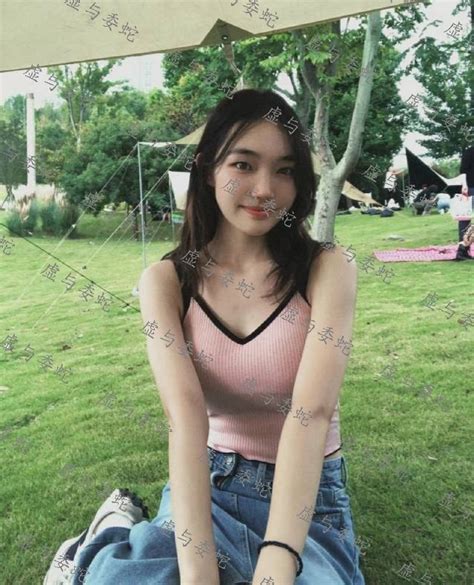 虚与委蛇 On Twitter 染发前后，出去旅游就是要好看，不经意的走光露出一片风光，不得不说路上全是瞟胸的，染发后做起来有了全新的感觉