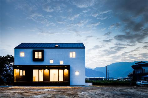 다락 위에 다락 화이트 And 블랙의 심플한 춘천모던하우스 외부 호미파이 And Homify