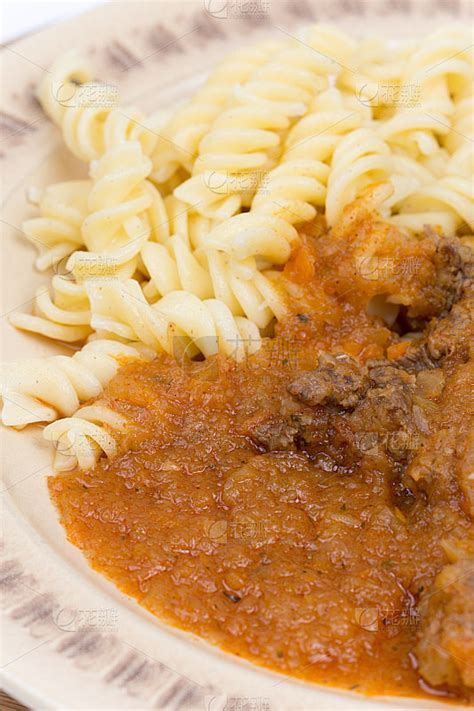 炖牛肉肉和意大利面放在盘子里