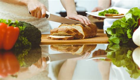 부엌에서 요리 하는 인간의 손의 클로즈업 어머니와 딸 또는 저녁 식사를 위해 빵을 절단 하는 두 여자 친구 우정 가족 및 라이프 스타일 개념 가까운에 대한 스톡 사진 및