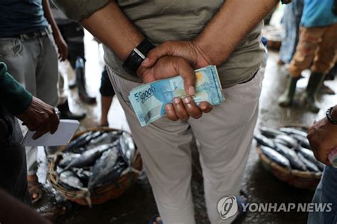 휘발유 가격 올린 인도네시아 물가상승률 7년래 최고치