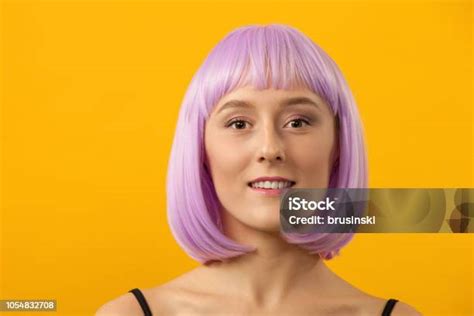 보라색 머리와 매력적인 18 년 오래 된 여자의 스튜디오 초상화 노란색 배경에 대한 스톡 사진 및 기타 이미지 노란색 배경 보라색머리 십대 소녀 Istock
