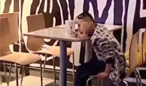 첫째 아이 챙기느라 둘째는 ‘거지로 만든 中 엄마