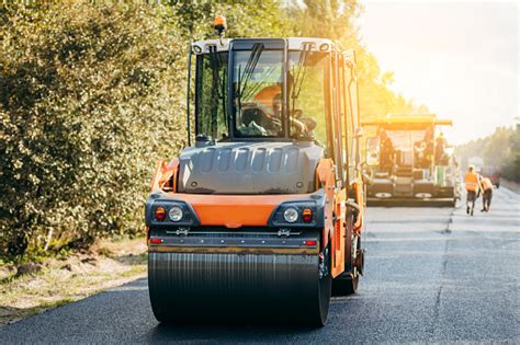 진동 아스팔트 롤러 압축기 압축새로운 아스팔트 포장 도로 서비스는 고속도로를 수리 개발에 대한 스톡 사진 및 기타 이미지 개발 건설 산업 건설 현장 Istock