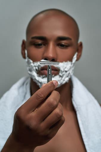 면도 폼을 가진 잘 생긴 젊은 아프리카 계 미국인 남자 는 회색 배경에 고립 된 포즈 강철 면도기 들고 그의 얼굴에 적용 강철에 대한 스톡 사진 및 기타 이미지 Istock