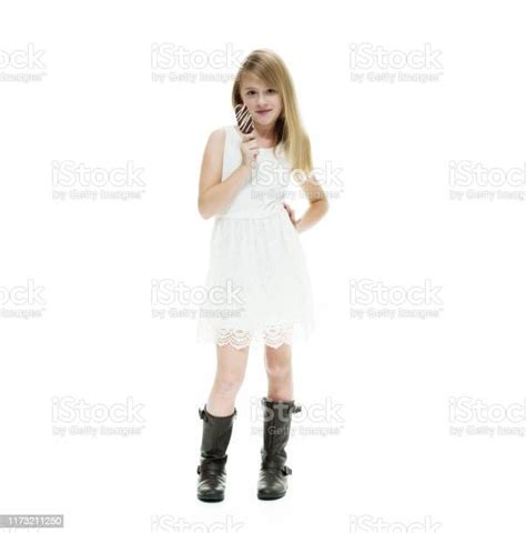 전체 길이 정면 보기 89 세 아름 다운 금발 머리 긴 머리 세대 Z 젊은 여성 여성 십 대 소녀 앞서 흰색 배경 착용 드레스 부츠 시원한 태도 음식의 카메라를 보고 10