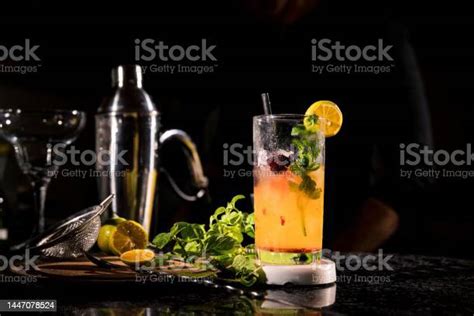 바에서 갓 만든 감귤류 노란색 칵테일과 레몬 라임 및 잎 조각 감귤류 과일에 대한 스톡 사진 및 기타 이미지 감귤류 과일 건강관리와 의술 건강한 식생활 Istock