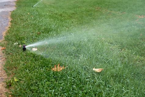 녹색 잔디의 배경에 잔디에 물을 자동 스프링클러 시스템 클로즈업 가정 생활에 대한 스톡 사진 및 기타 이미지 가정 생활 관개 장비 녹색 Istock