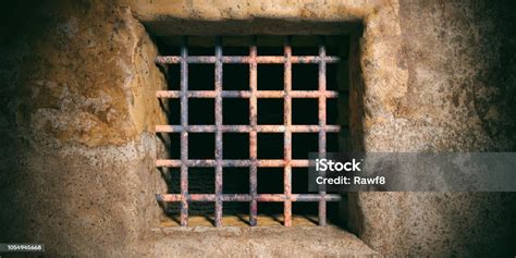 형무소 오래 된 벽 바탕에 녹슨 바 감옥 창 3 차원 일러스트 레이 션 강철에 대한 스톡 사진 및 기타 이미지 강철 개념 건설 산업 Istock