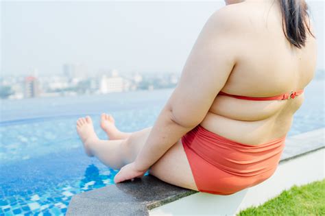 수영장에서 휴식을 취하는 수영복을 입은 과체중 젊은 아시아 여성 해피 플러스 사이즈 여성 쾌활한 재미있는 휴가 여름 여행 고급 호텔에 대한 스톡 사진 및 기타 이미지