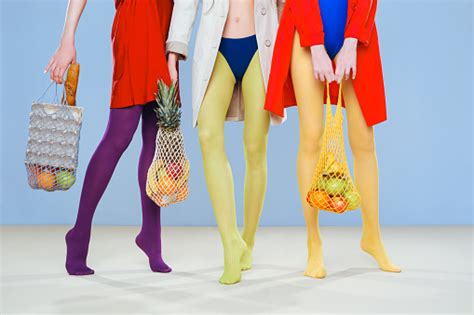 빨강과 파란색 수영복과 벌거 벗은 몸에 트렌치 코트를 입은 세 명의 젊은 유행 여성 주부 손에 음식이 있는 쇼핑객 스트립 백 쇼핑 구매 및 소비주의 아름다운 긴 다리 팬티