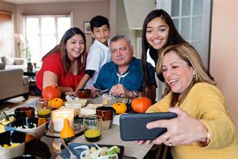 식사 시간에 3 세대 라틴 아메리카 가족 복용 Selfie 가을에 대한 스톡 사진 및 기타 이미지 가을 가정 생활 가족 Istock