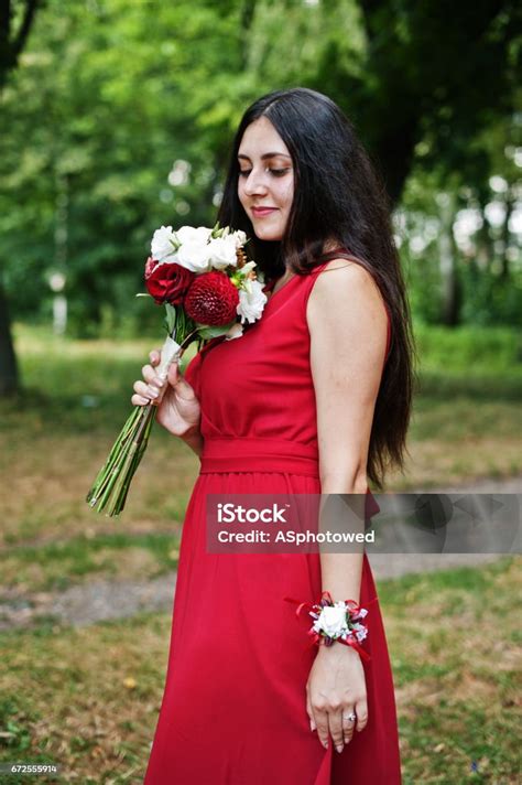 손에 결혼 꽃다발과 빨간 드레스에 신부 들러리 귀여운 소녀 감정에 대한 스톡 사진 및 기타 이미지 감정 걷기 결혼식 Istock