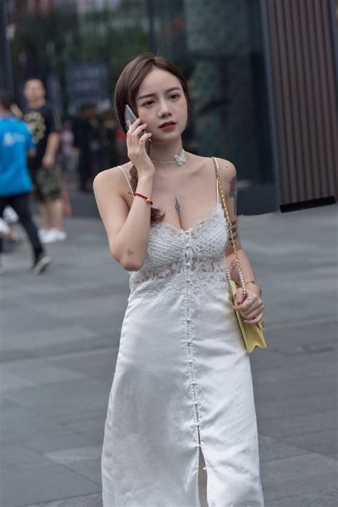 街拍很甜美的纹身小姐姐 搜狐大视野 搜狐新闻