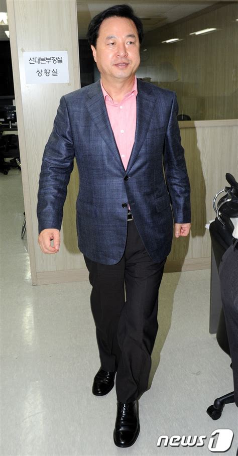 경선 참여 여부 결정짓는 회의 갖는 김두관 뉴스1