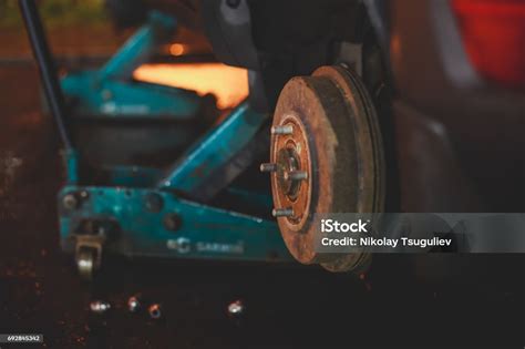 새로운 타이어 교체의 과정 디스크 브레이크 자동차에 차고 자동차 주유소 바퀴 및 타이어를 변경 하는 정비공 수리 가장자리에 대한 스톡 사진 및 기타 이미지 Istock