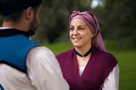 측면보기 남자와 여자 전통 옷 무료 사진