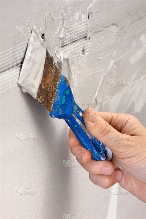 墙 特写 灰膏 手 抹灰工 油灰 工艺刀 胶水 垂直画幅 白灰泥