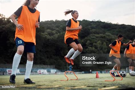축구 선수가 팀 동료들과 스포츠 훈련을하면서 장애물을 뛰어 넘습니다 여자에 대한 스톡 사진 및 기타 이미지 여자 축구 선수 건강한 생활방식 Istock