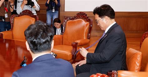 우원식 의장 화합의 색인 보라색 넥타이 매고 왔는데