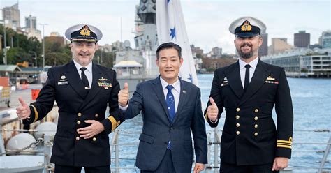 신원식 세일즈맨 변신호주에 韓호위함 소개·거북선 모형 선물