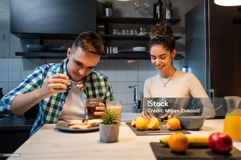 젊은 커플 백인 남성과 여성 남편과 아내 또는 남자 친구와 여자 친구 형제 자매 학생들은 집에서 부엌에서 아침 식사를 준비하는 실제 사람들은 매일 아침 공간을 복사합니다