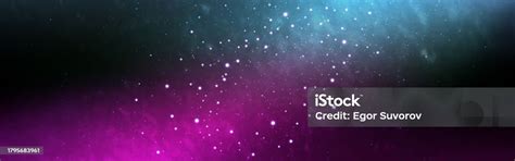우리 은하 컬러 나선 은하 넓은 별이 빛나는 질감 보라색과 파란색 우주 벽지입니다 밝은 별이 있는 깊은 우주 효과 마법의 우주 배경입니다 벡터 일러스트 레이 션 검은색에