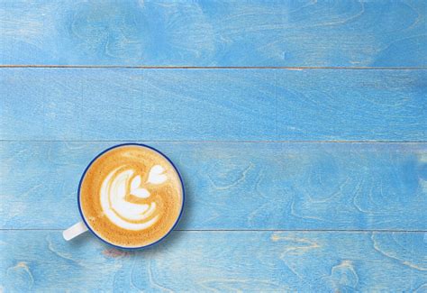 파란색 나무 배경에 세라믹 컵에 예술 심장 모양뜨거운 라떼 커피의 최고 보기 텍스트에 대한 빈 공간 0명에 대한 스톡 사진 및 기타 이미지 Istock