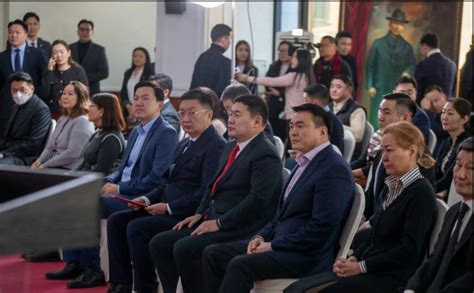 Жанжин Д Сүхбаатарын хөшөөнд цэцэг өргөж “Анхны долоо” санг байгуулав E Mn