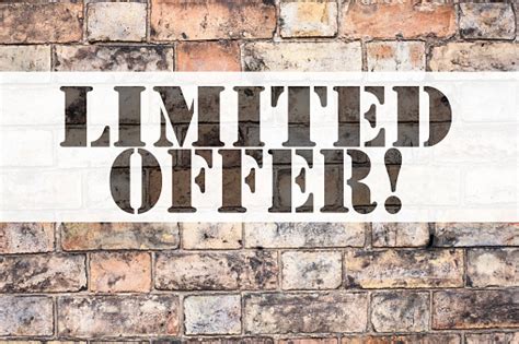 개념적 발표 텍스트 캡션 영감을 제공 하는 제한 된 보기입니다 오래 된 벽돌 배경 복사 공간에 한정 시간 판매에 대 한 비즈니스 개념 개념에 대한 스톡 사진 및 기타 이미지