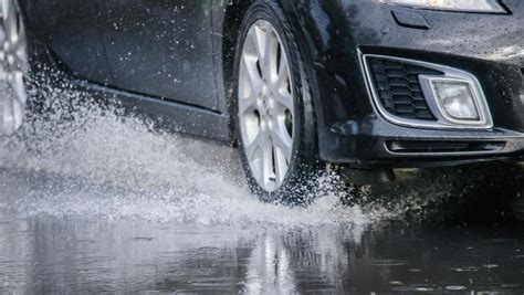 ვიდეო ნახეთ თუ რატომაა საშიში წვიმაში მაღალი სიჩქარით სიარული რადიო ფორტუნა Fortuna Ge